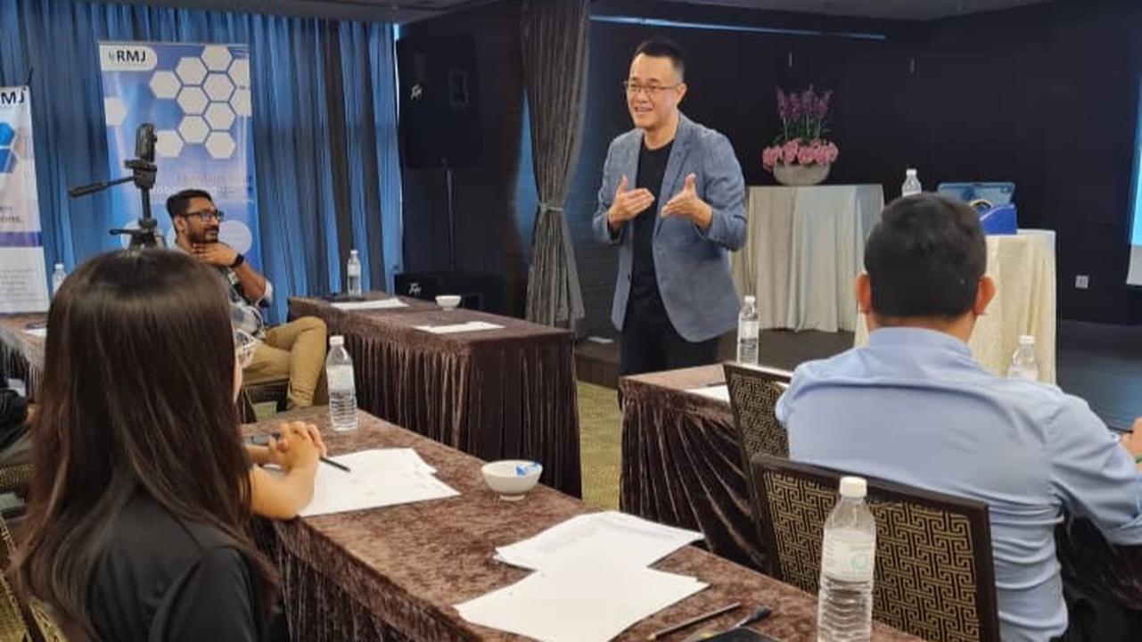 Public Speaking And Effective Communication | Stageo